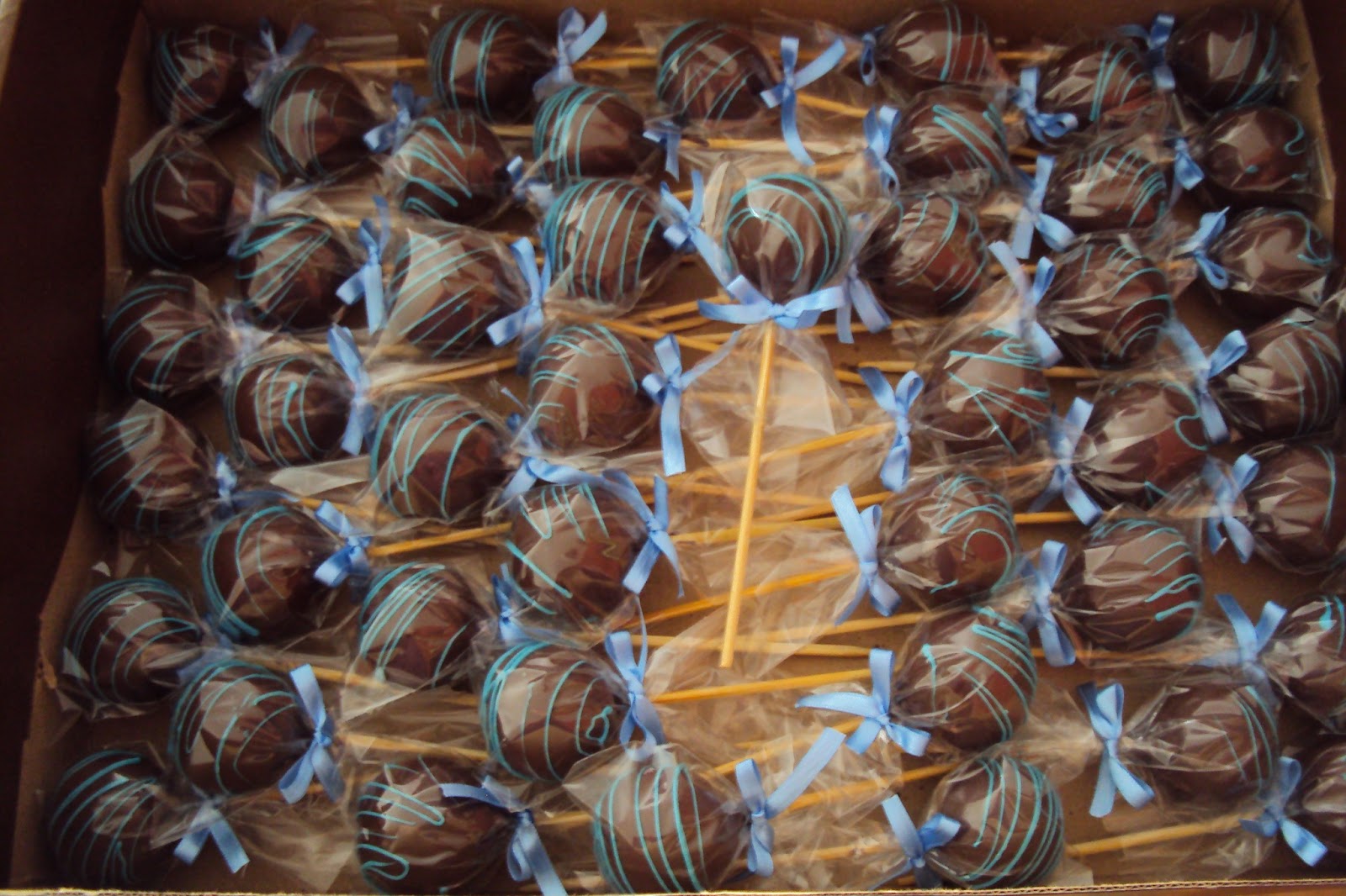 Marjori Bolos: Cake pop, passo a passo, de chocolate com decoração em ...