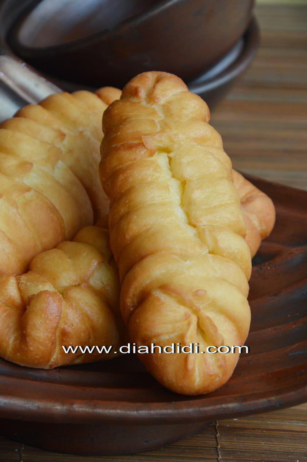Diah Didi's Kitchen: Roti Kepang Goreng Isi Pisang...Yummy dan Lembut ...