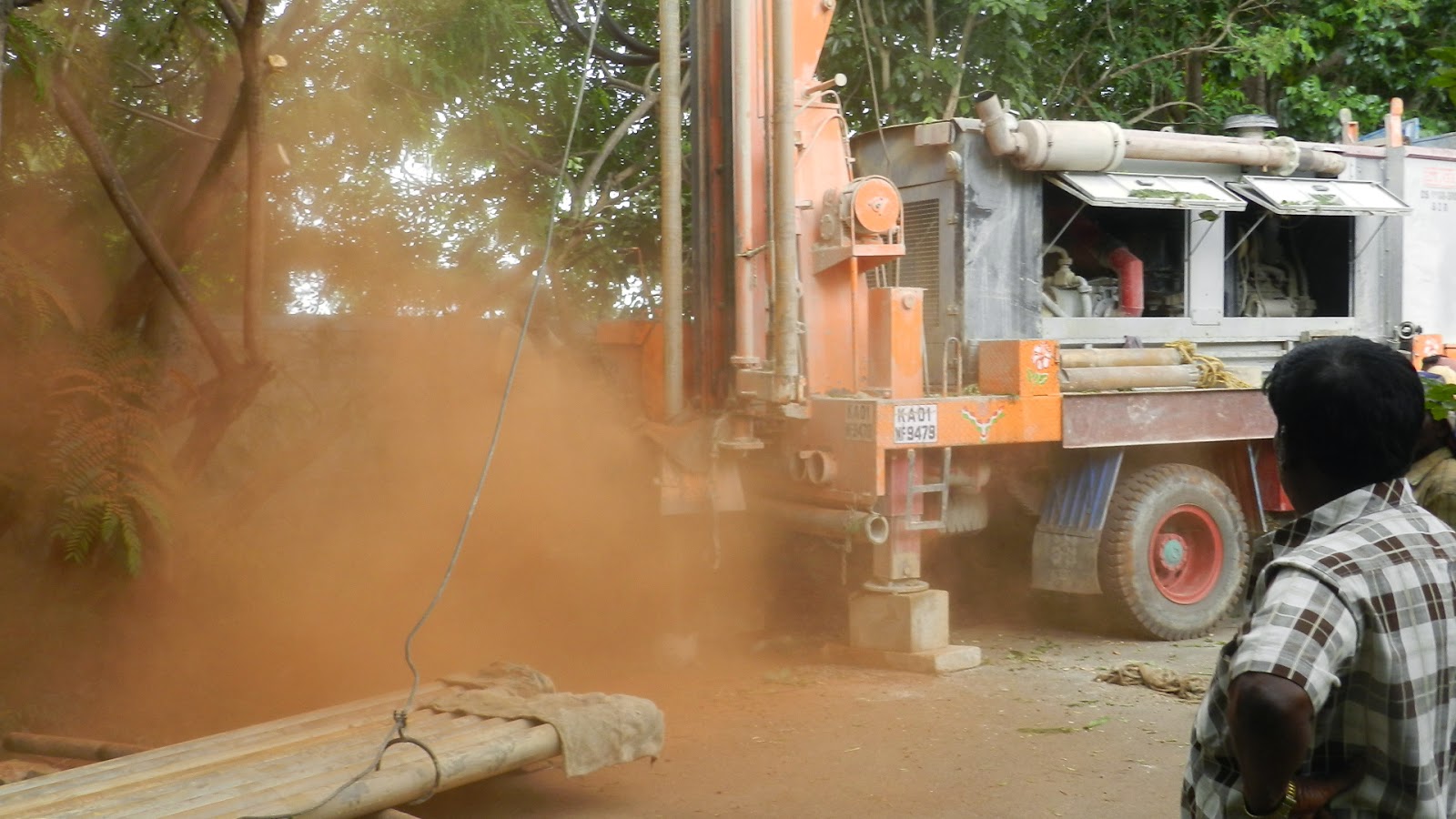 HOUSE CONSTRUCTION IN INDIA: DIGGING A BOREWELL