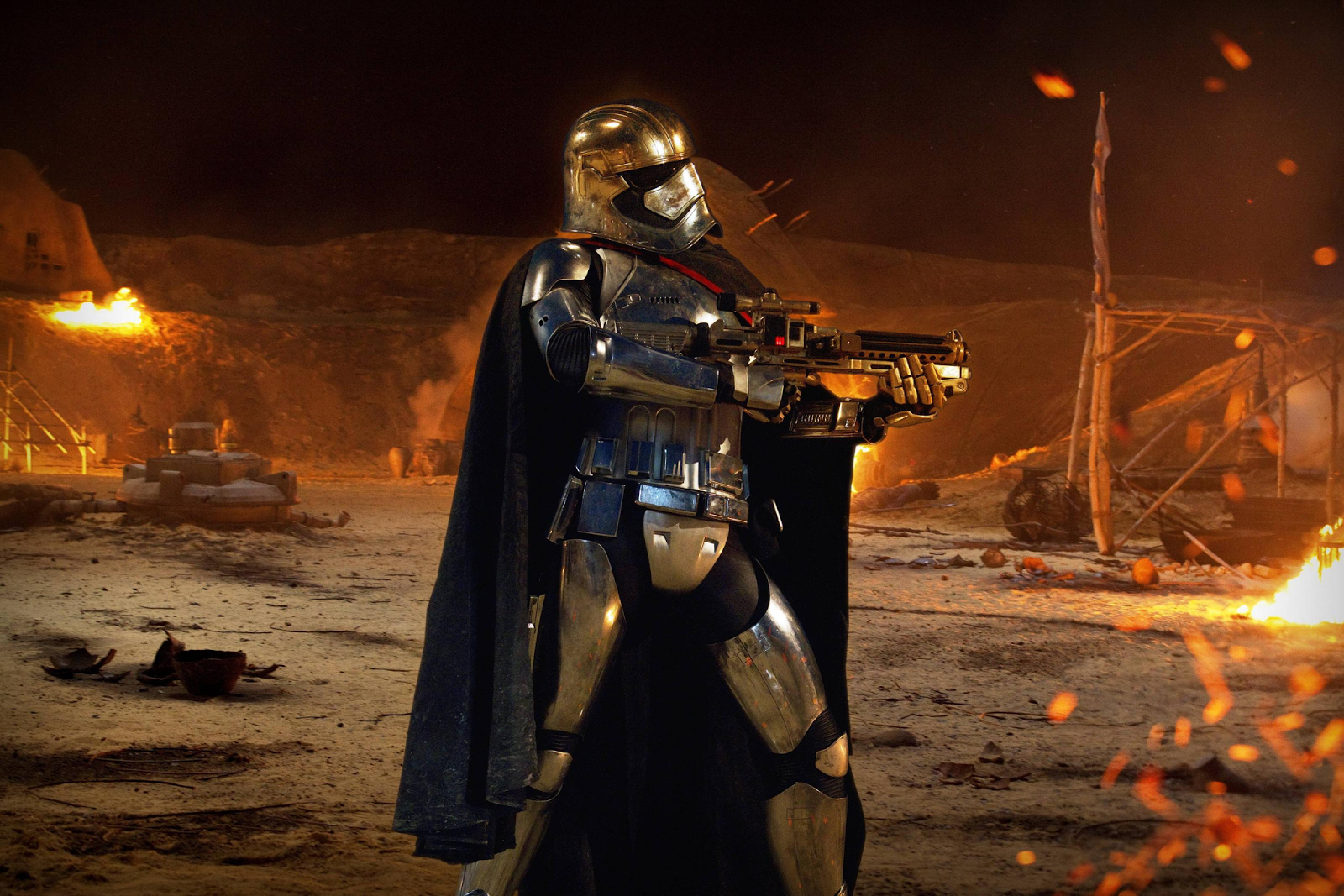 ¿Veremos finalmente al Capitán Phasma sin máscara? - Cinefan Festival ...