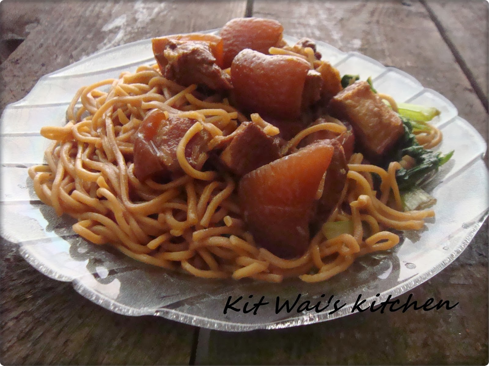 Kit Wai's kitchen : 五香卤肉焖伊面 ~ Braised Yee Mee with Five Spice Pork Belly