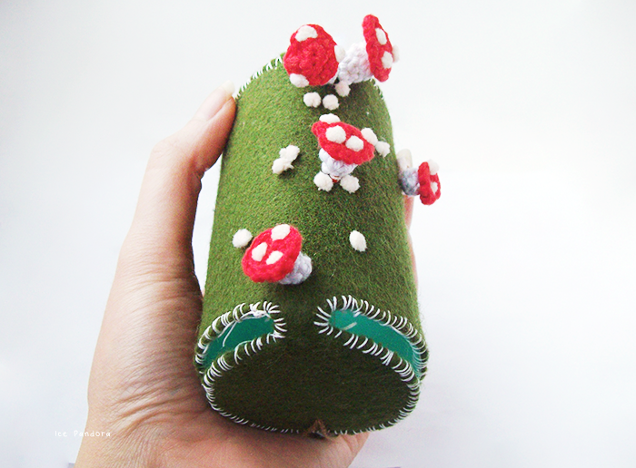DIY: felt & foam camera cozy with mushrooms!