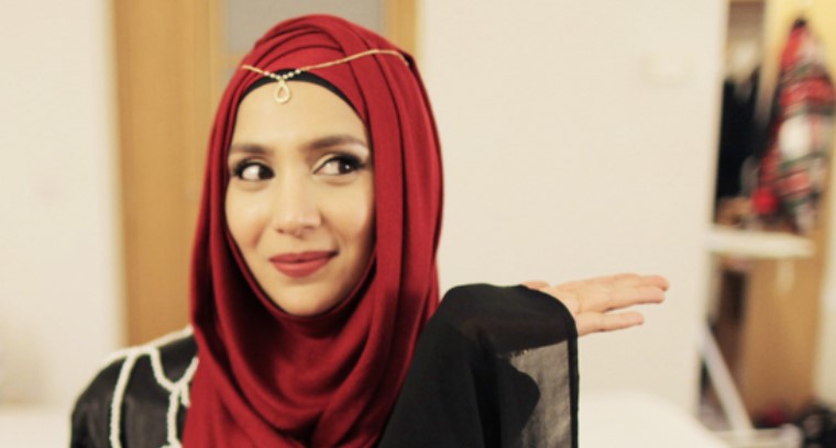 Kenalan Sama Amenakin, Youtubers Muslim Paling Cantik Di Inggris