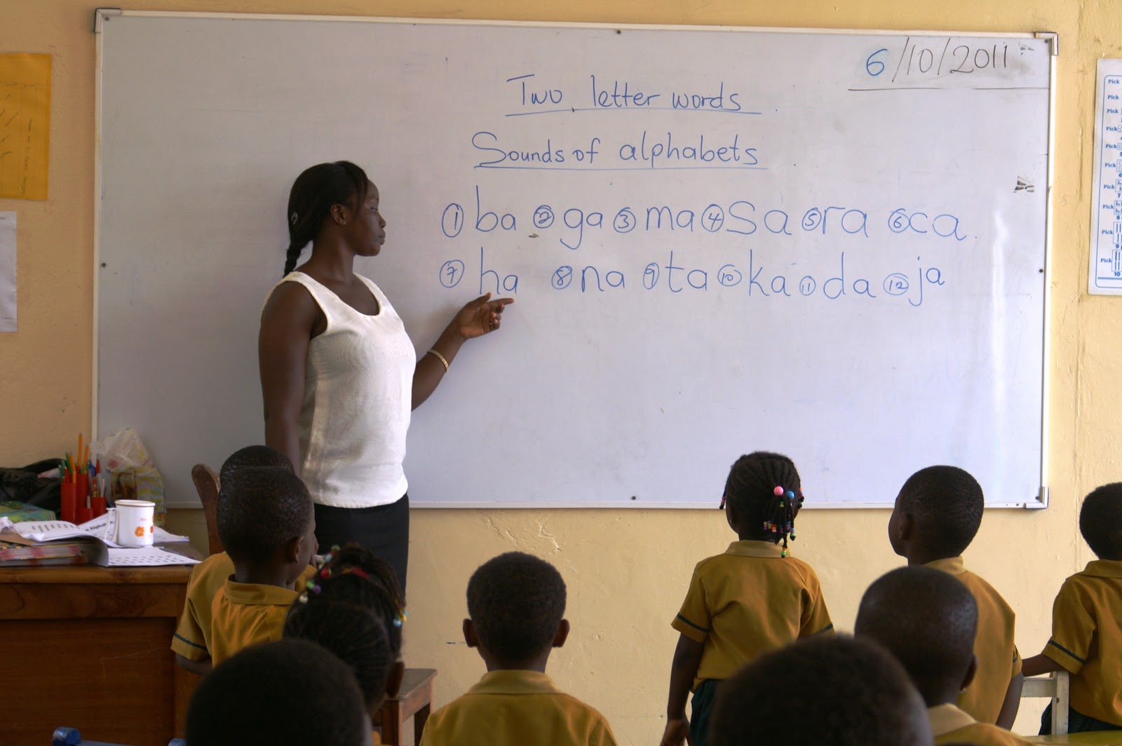 volunteering-at-emmanuel-school-accra-ghana-lets-see-the-teaching
