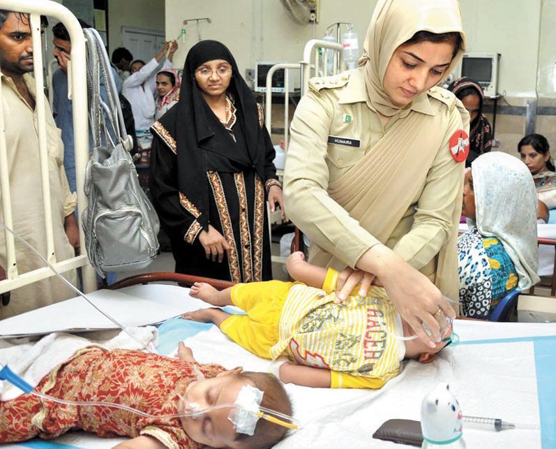 Pakistan Army Lady Doctor Performs Duty In a Hospital Photo - Photos ...