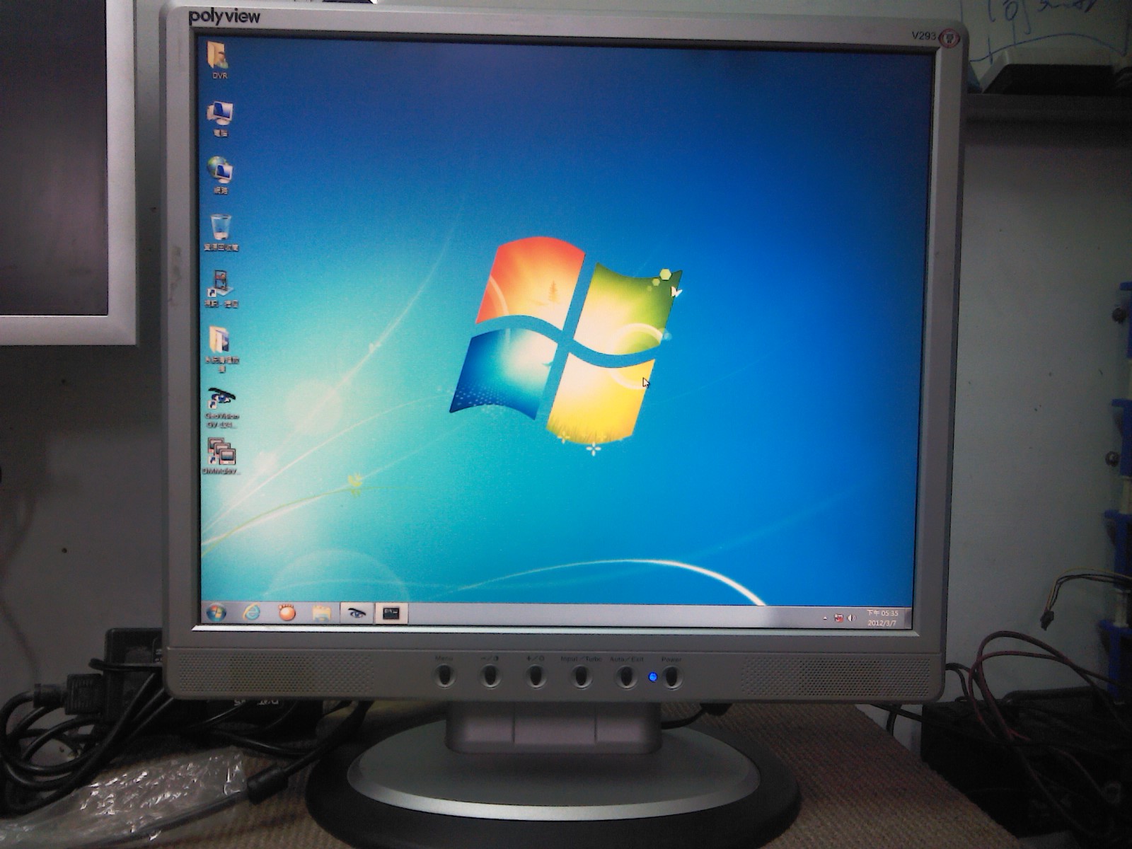 怕冷的企鵝: 螢幕維修 Polyview V293