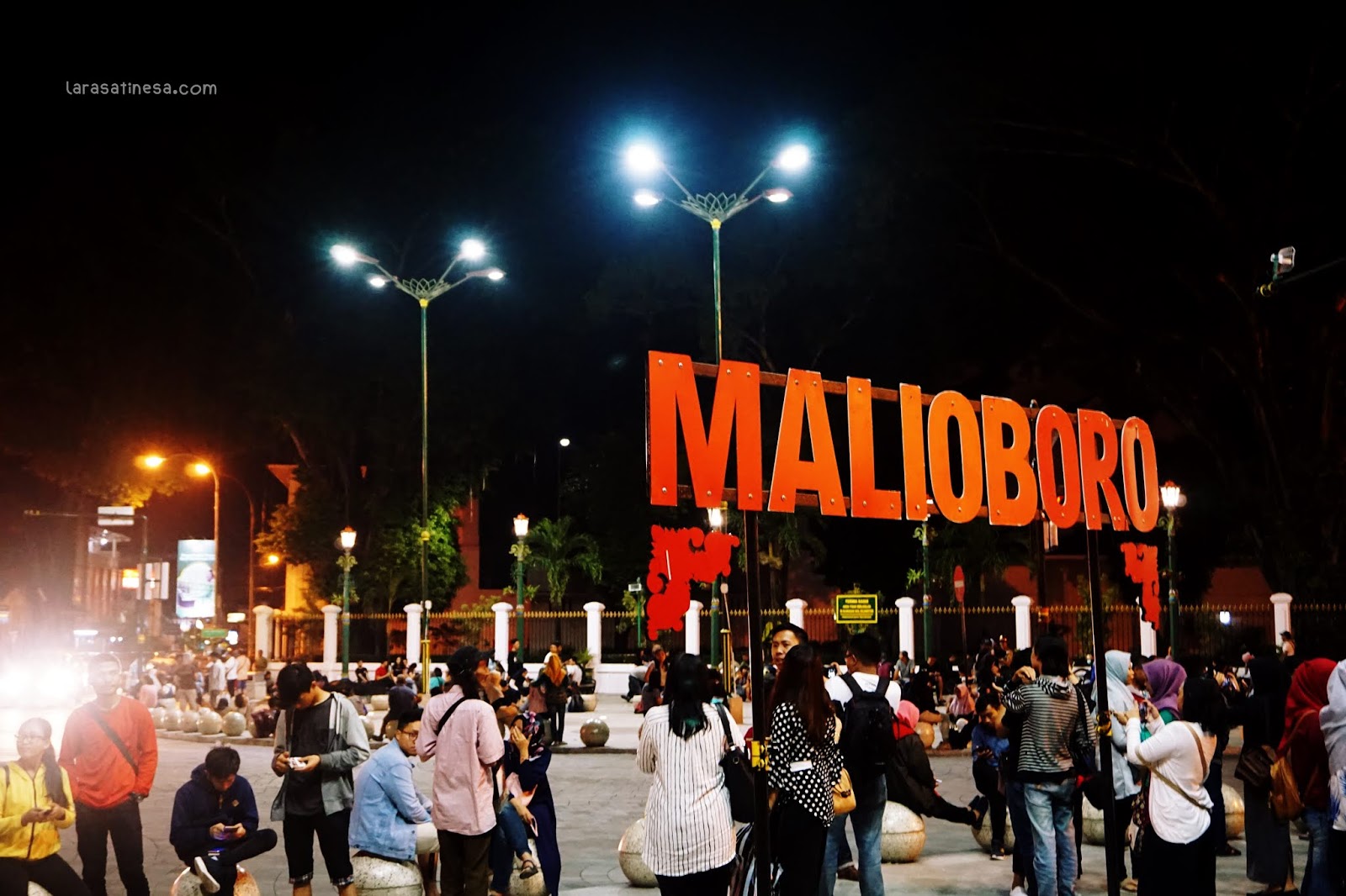 #ExploreJogja: Malioboro Malam vs Malioboro Siang - The Happilionaire ...