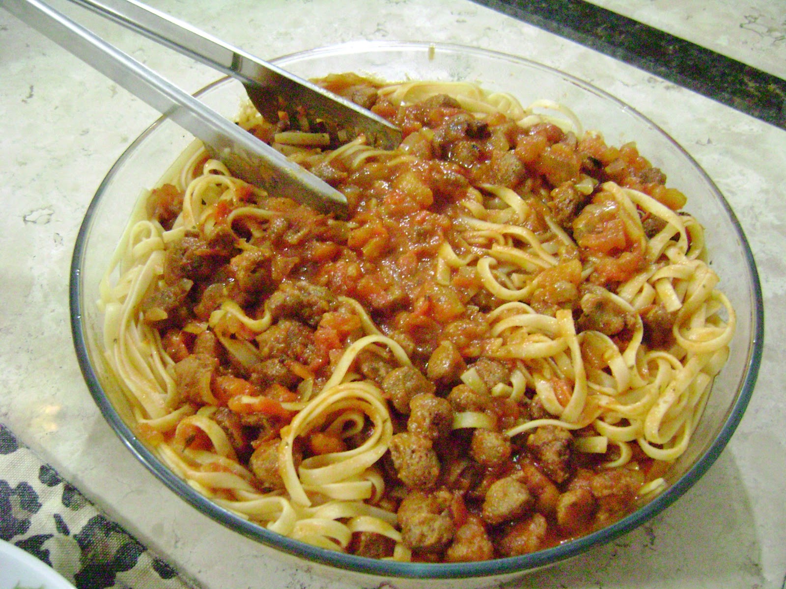 Macarronada com molho de tomates e proteína de soja