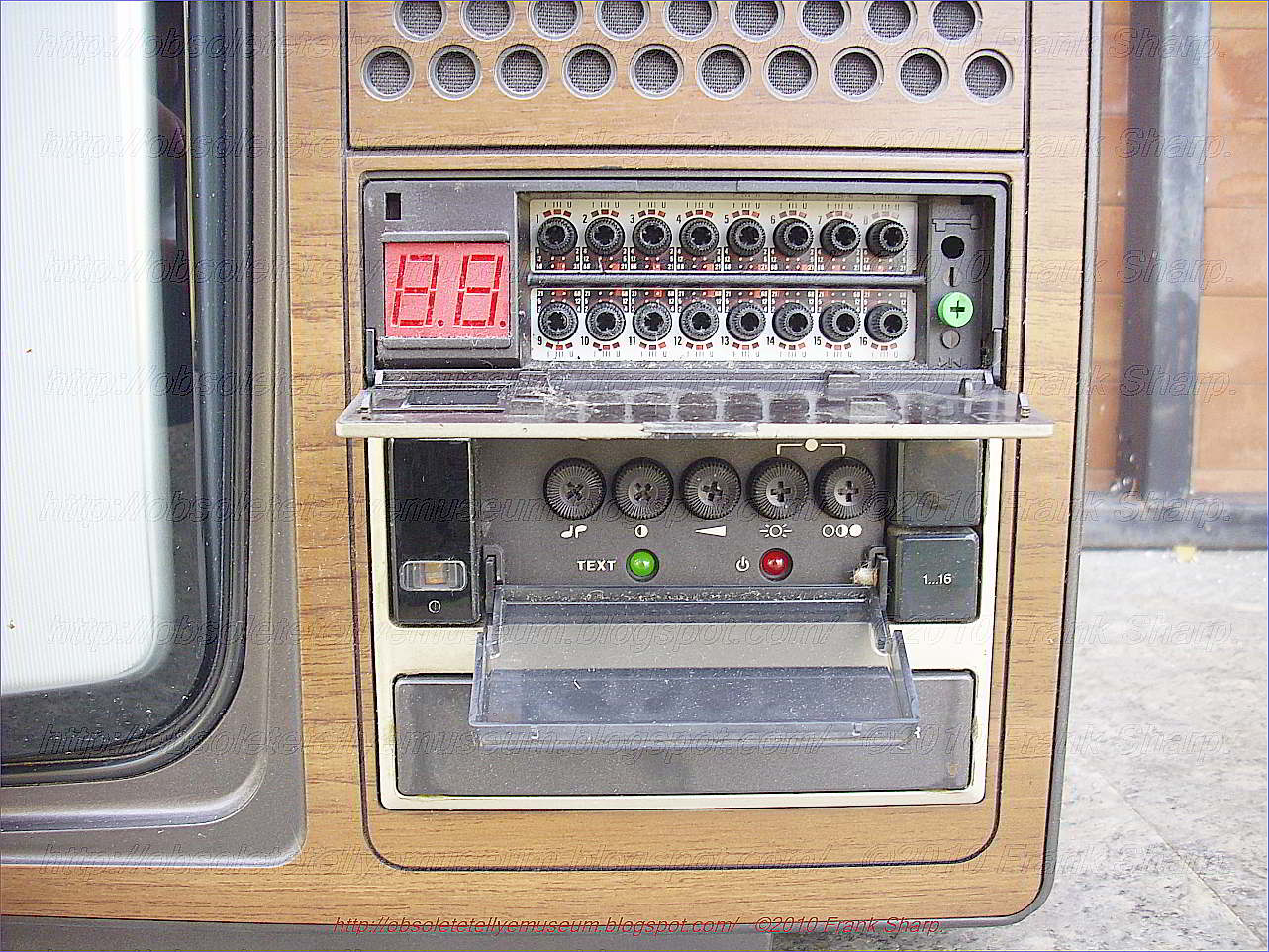 Obsolete Technology Tellye !: ITT IDEAL COLOR 3331 OSCAR YEAR 1979.