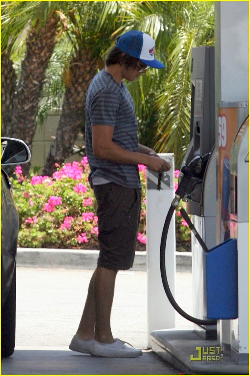 Celeb Saggers: SAGGER OF THE YEAR #4: Zac Efron Sagging Collection