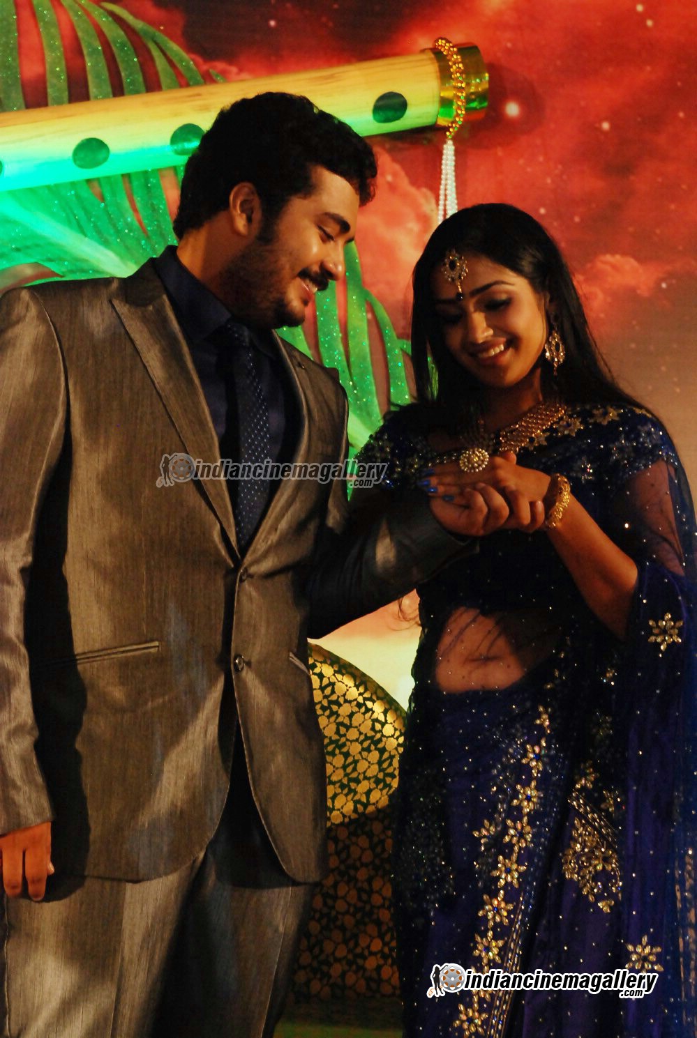 all off u: vinu mohan wife vidya navel show