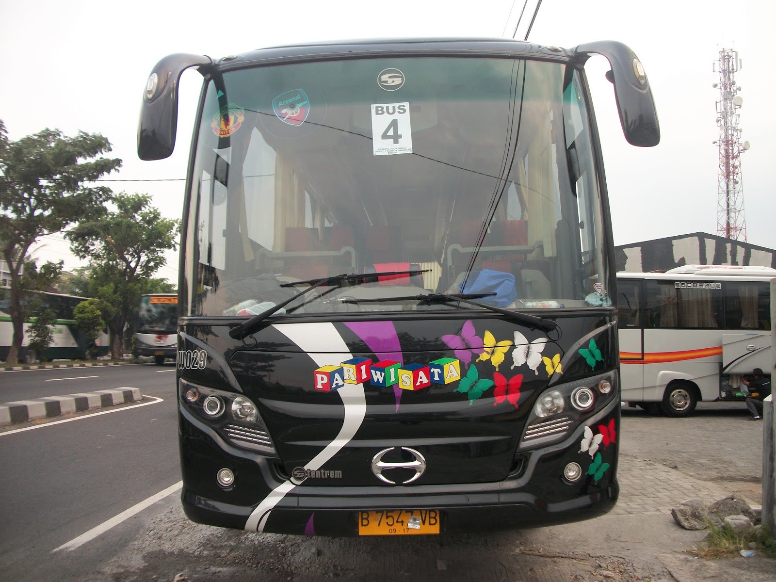 BUS WARGA BARU PARIWISATA