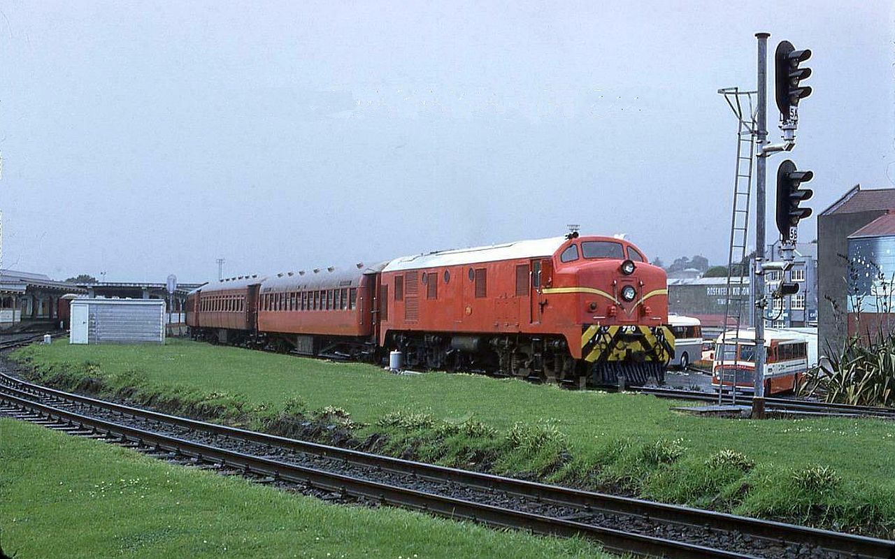 transpress nz: NZR Dg loco with a 3-car suburban train at Auckland main ...