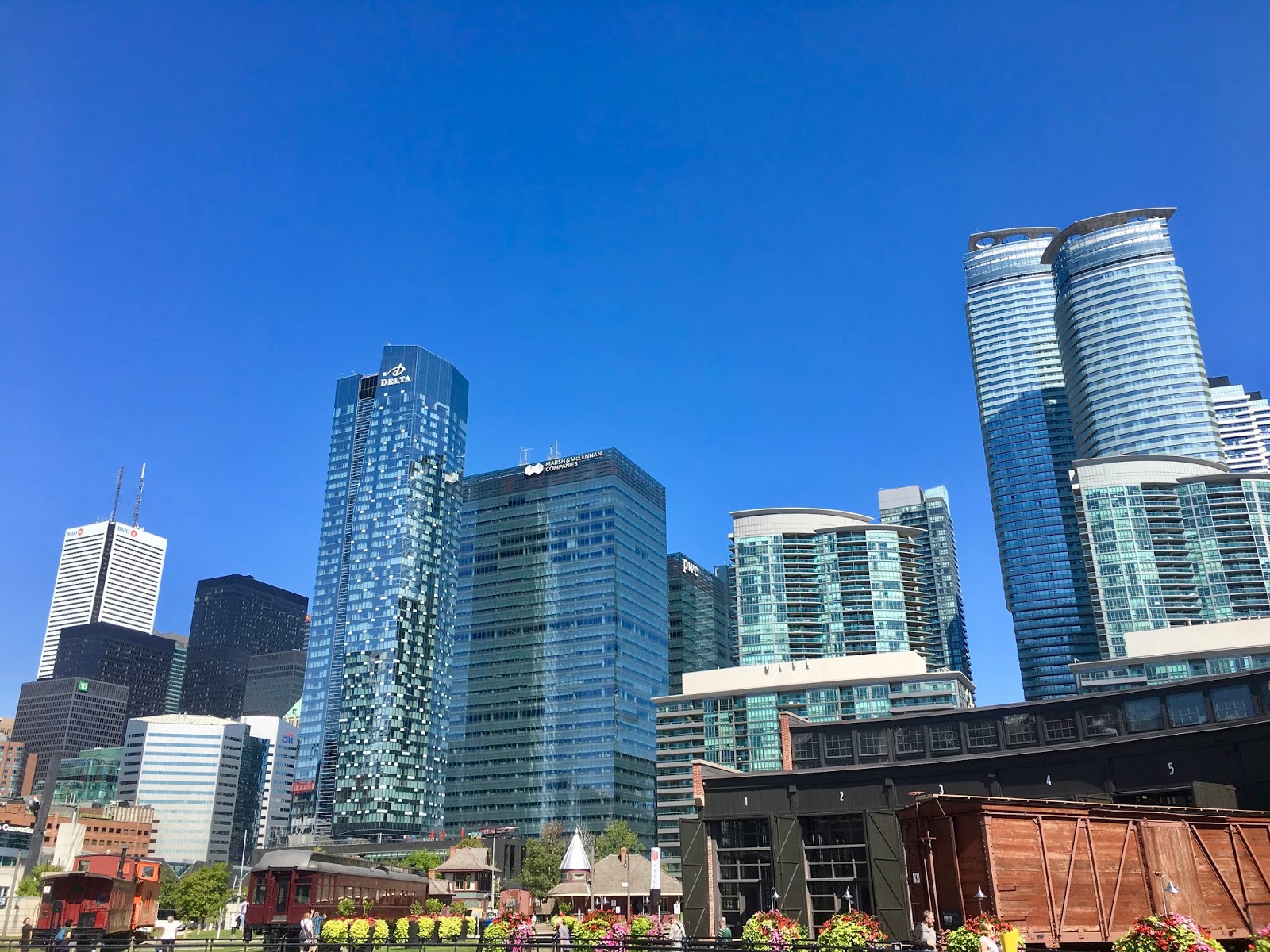 Savich Trek: TORONTO, ONTARIO: CN TOWER (AKA SPACE NEEDLE)