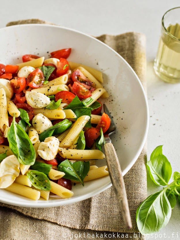 Penne alla Caprese - Kamera ja Kauha | Ruokaa ja Ruokakuvausta