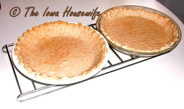 The Iowa Housewife: Basic Pie Crust Recipe