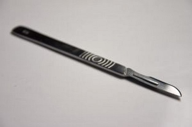 materiales de laboratorio: escalpelo o bisturí