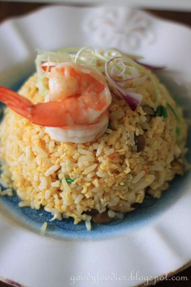 GoodyFoodies: Recipe: Golden fried rice with prawns and bunashimeji ...