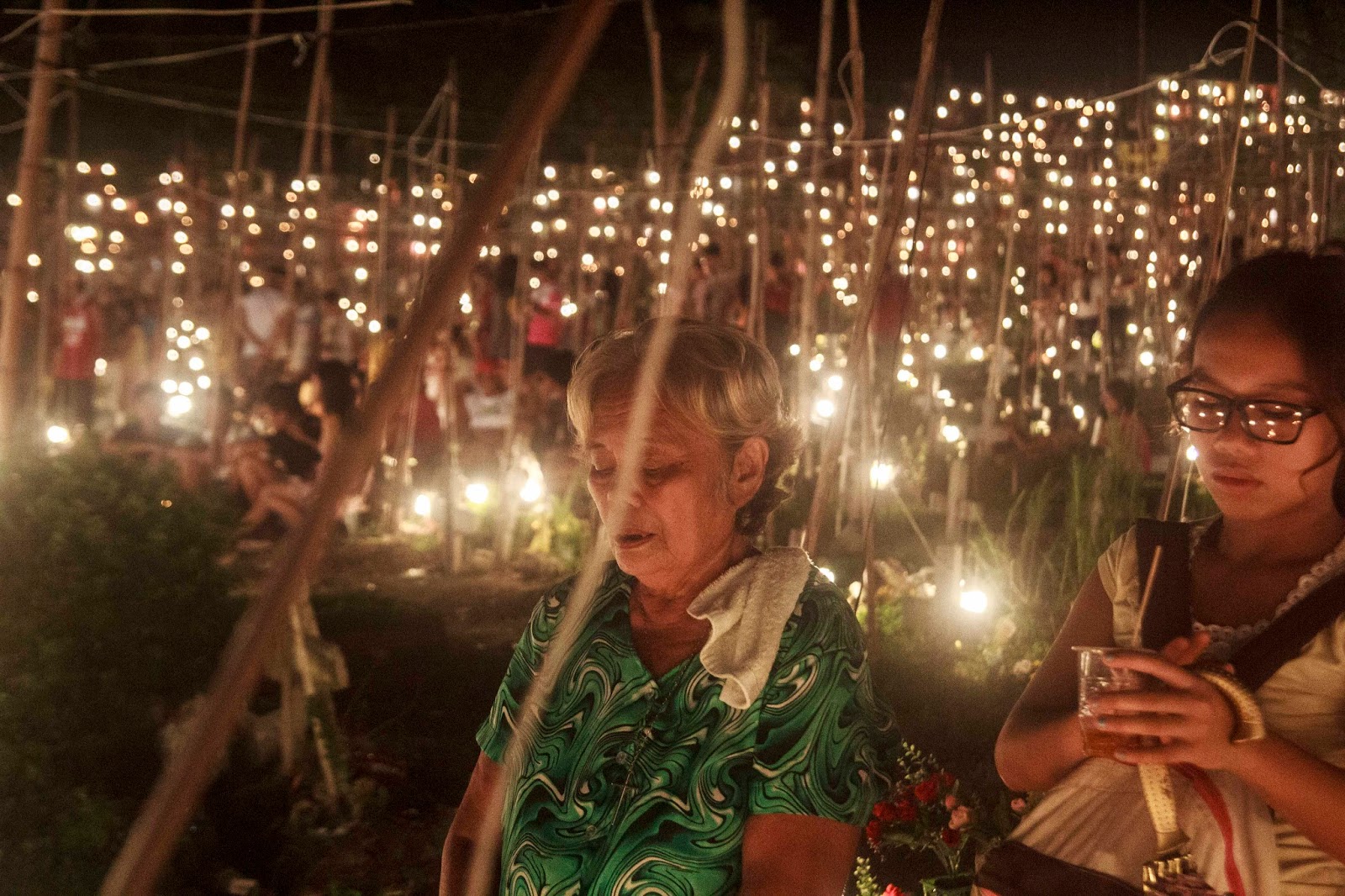 Pardo Catholic Cemetery: A Thousand and One Lights on All Souls' Day ...