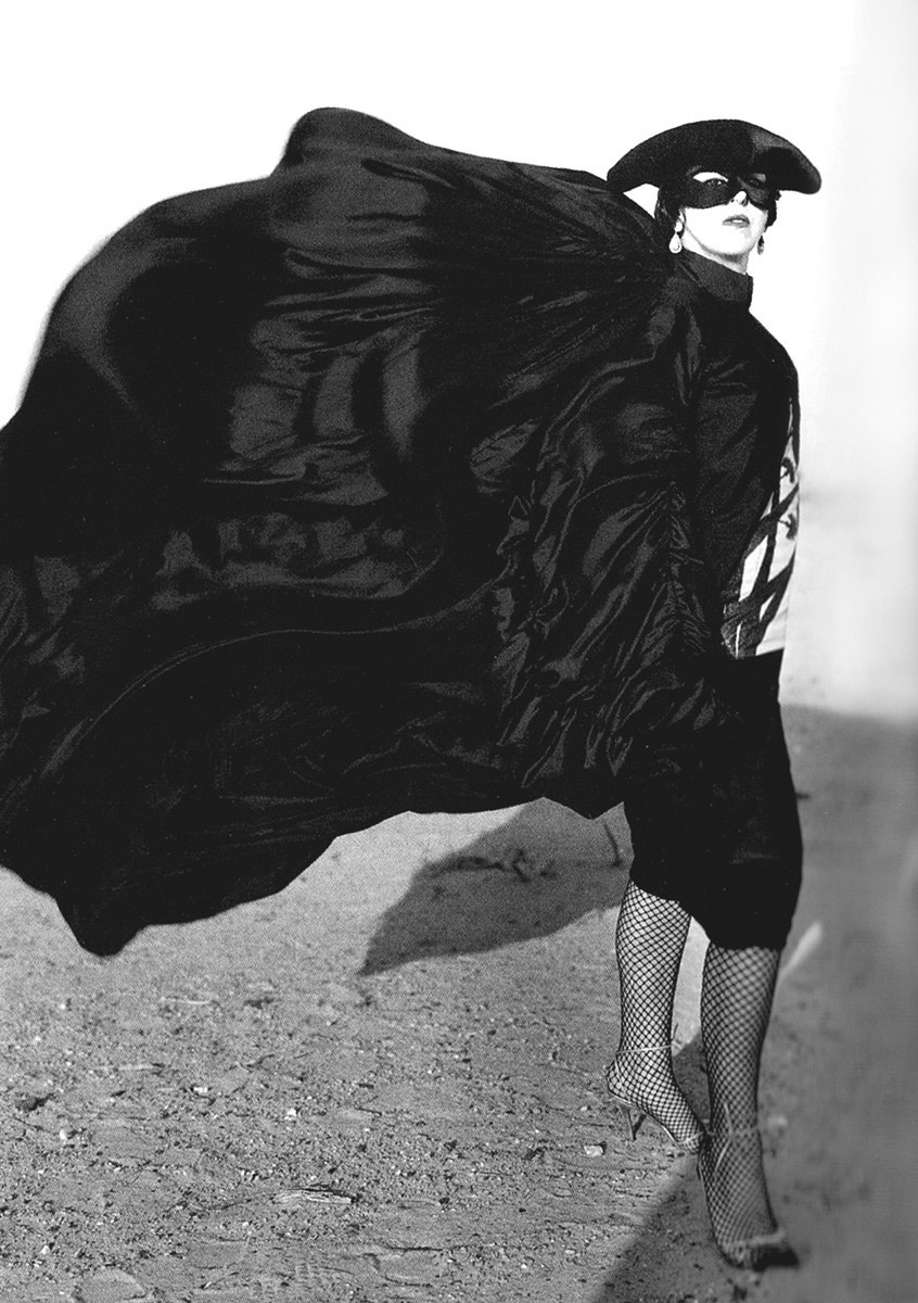 Dómina Aurea: The dramatic cape effect