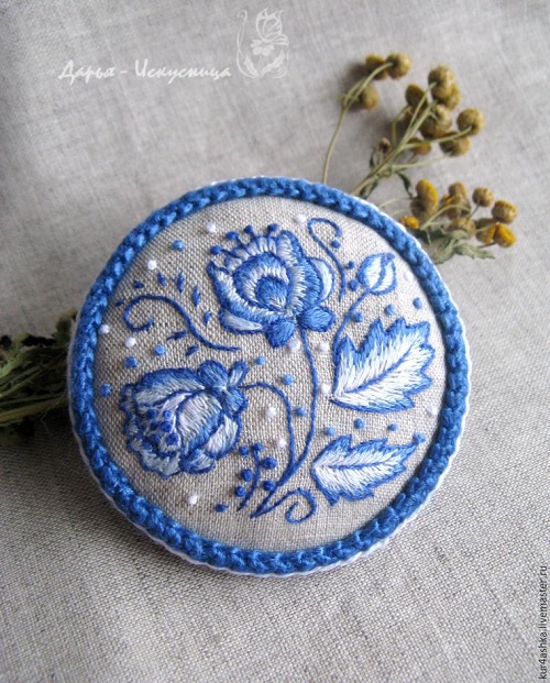 Thread Embroidered Floral Brooch Tutorial / The Beading Gem