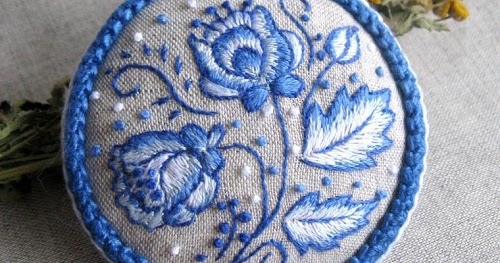 Thread Embroidered Floral Brooch Tutorial / The Beading Gem