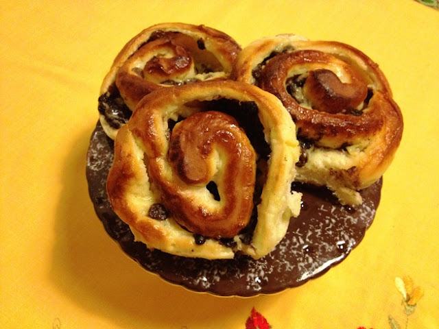 Girelle di pasta brioche con crema pasticcera, uvetta e gocce di ...