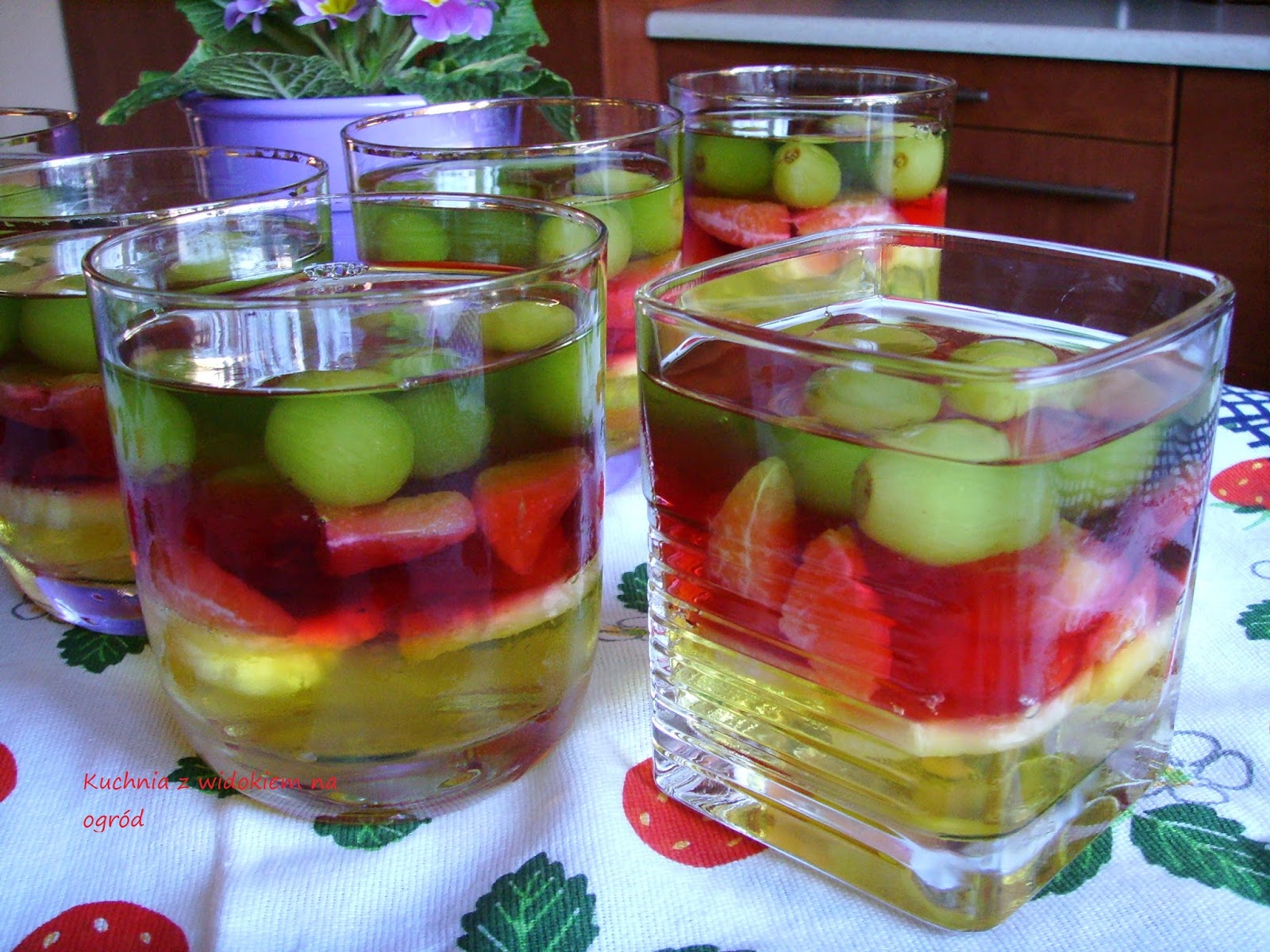 Kuchnia z widokiem na ogród: Kolorowy deser galaretkowo-owocowy ...