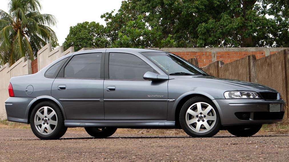 AUTOMOVEL V8 V10 V12 V16: CHEVROLET VECTRA CINZA QUATRO PORTAS