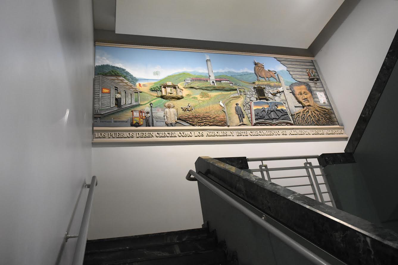 Develan mural del artista Edwin Báez en honor a Abelardo Diaz Alfaro en ...