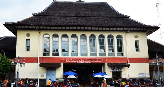 TRAVELING : PASAR GEDE SOLO, Berbelanja Dengan Suasana Bangunan Kuno.