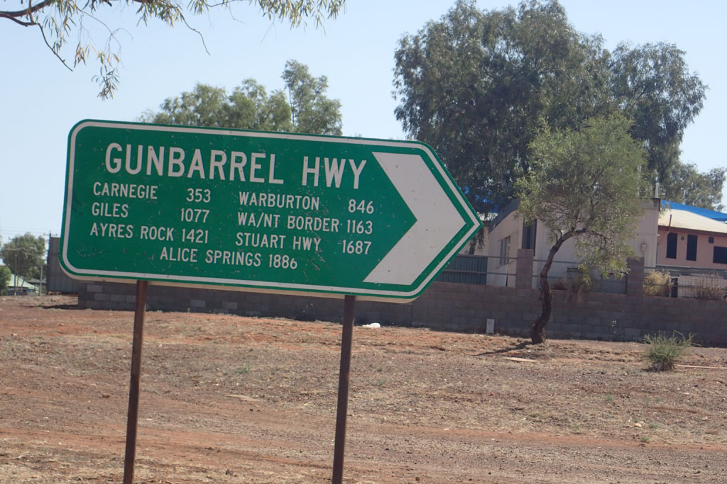 Jo & Stephen & a 4x4: Gunbarrel Highway & Carnegie Station