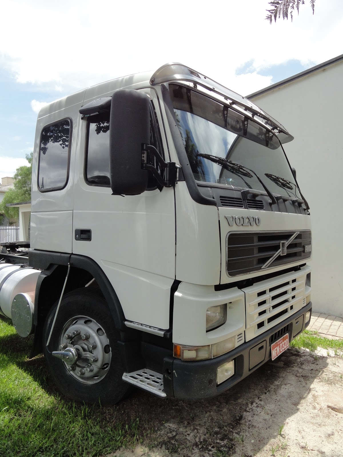 Vendem-se caminhões e carretas: Volvo FM 10 4x2 320 ano 2000/2001