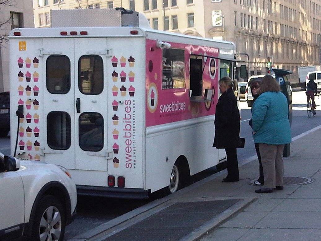 Graduate Gourmet: Review: Sweet Bites Cupcake Truck