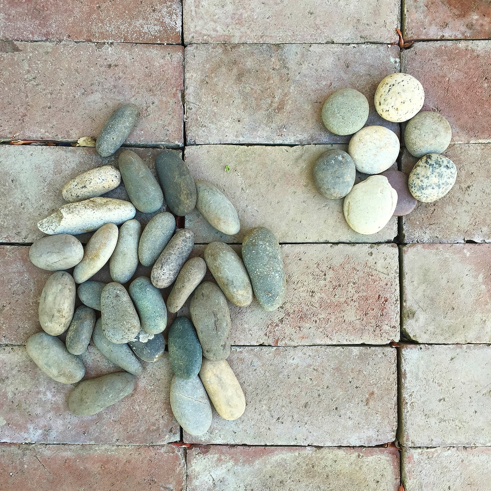 WhiMSy love: DIY: Rock Flower Border