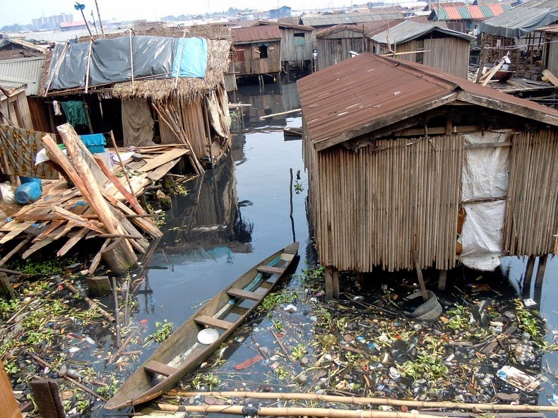 Makoko, un pobre barrio marginal flotante en Nigeria - RUTA 33