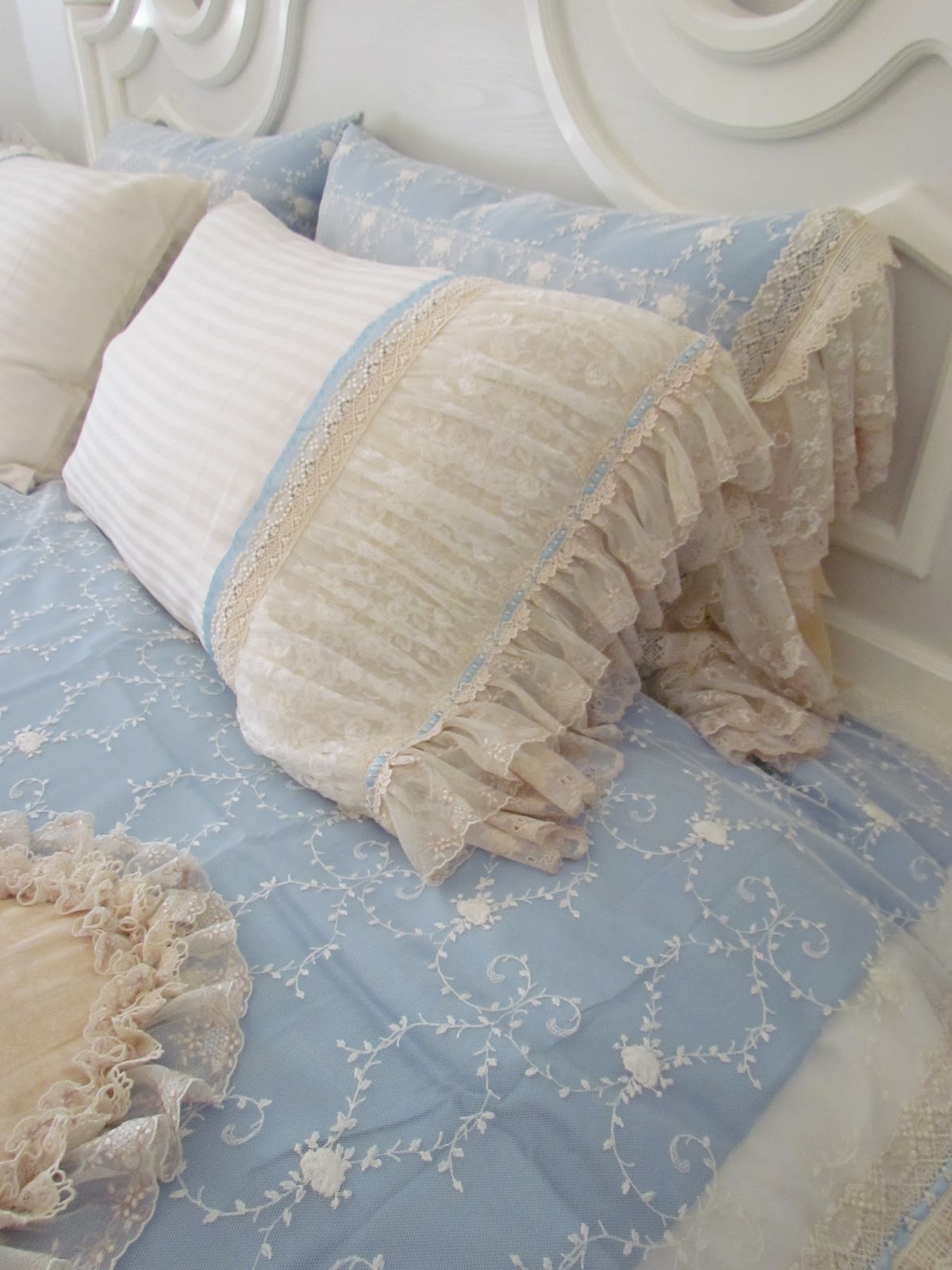 Angela Lace: Lace Bed Cover