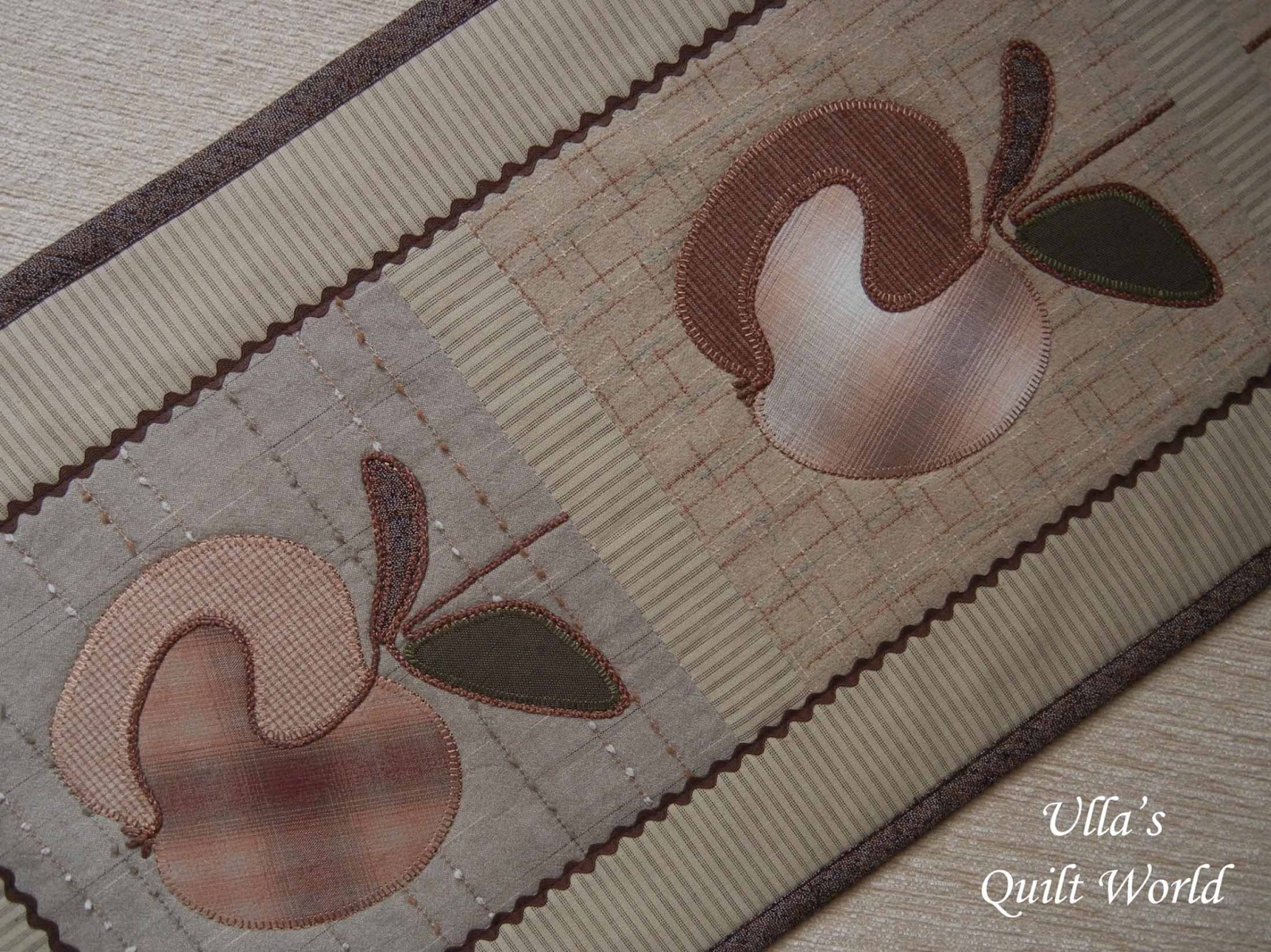 Ulla's Quilt World: Apple table runner quilt