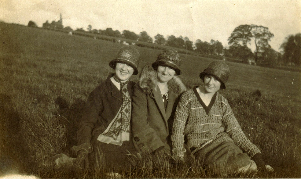 The Jazz Age Fashion: 44 Charming Snapshots of Women in Coats During ...