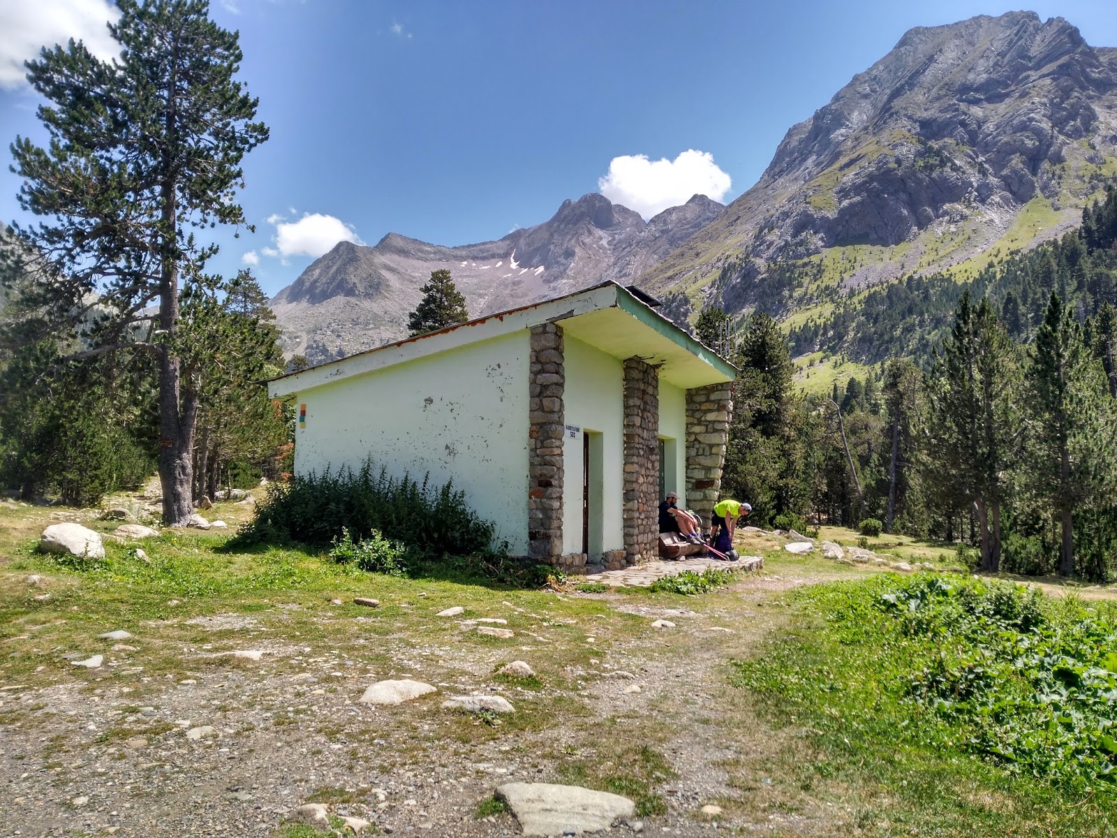 La ruta completa del GR11 por los Pirineos: Etapa 16: Refugi Conangles ...