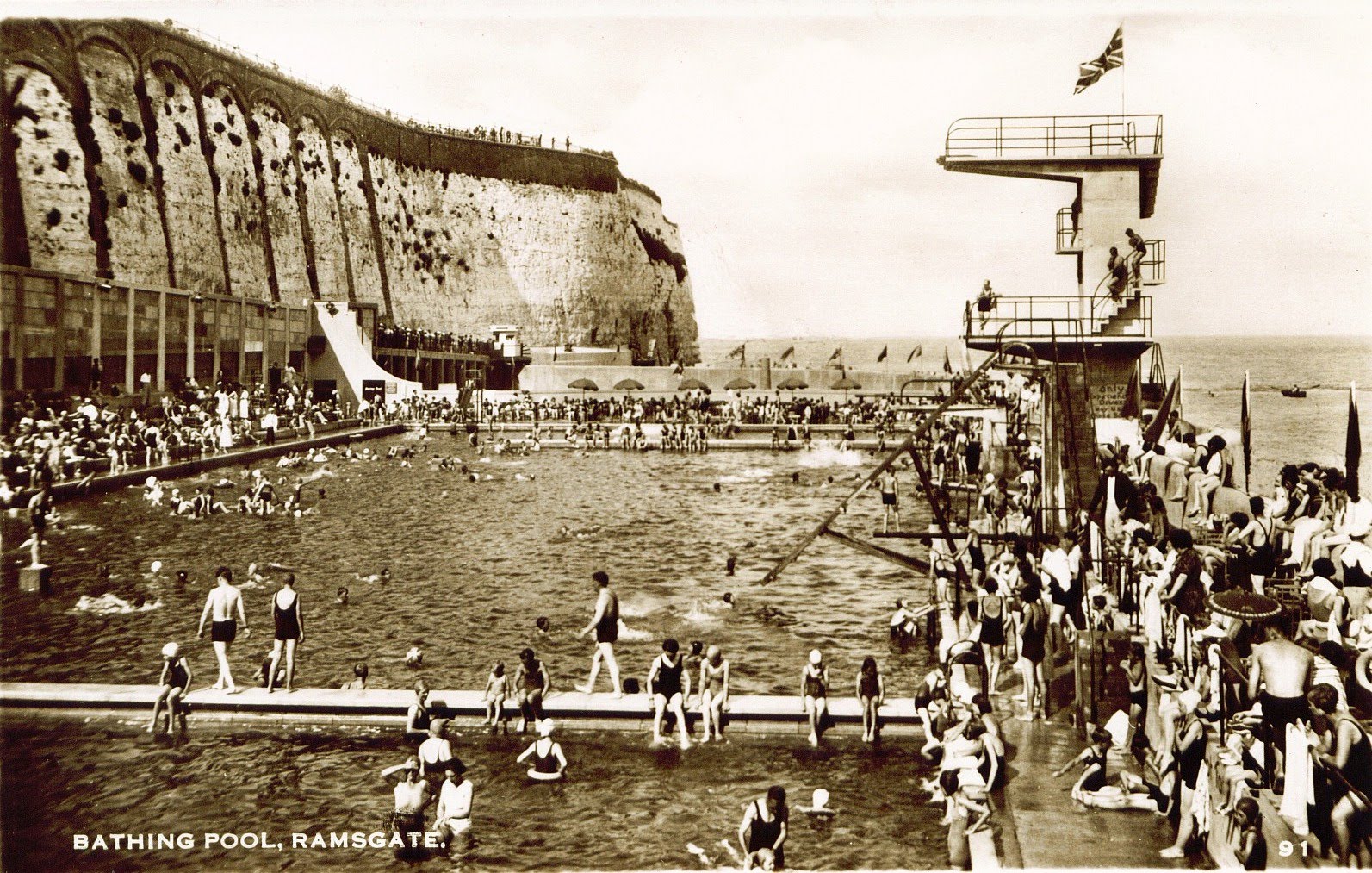 thanetonline: In at the deep end, Ramsgate marina bathing pool pictures ...
