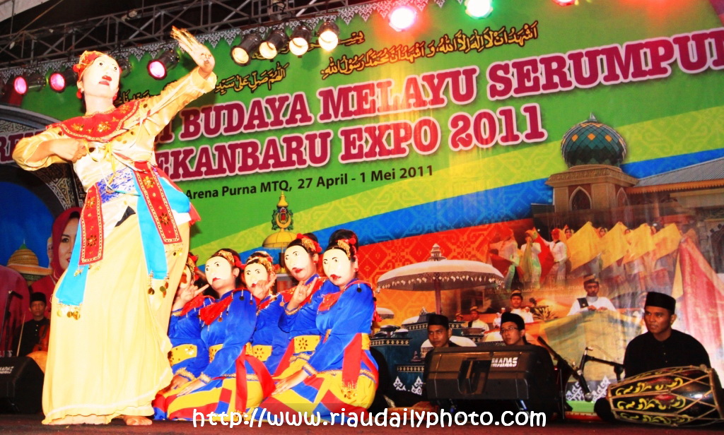 TARI TOPENG MAK YONG | RIAU DAILY PHOTO