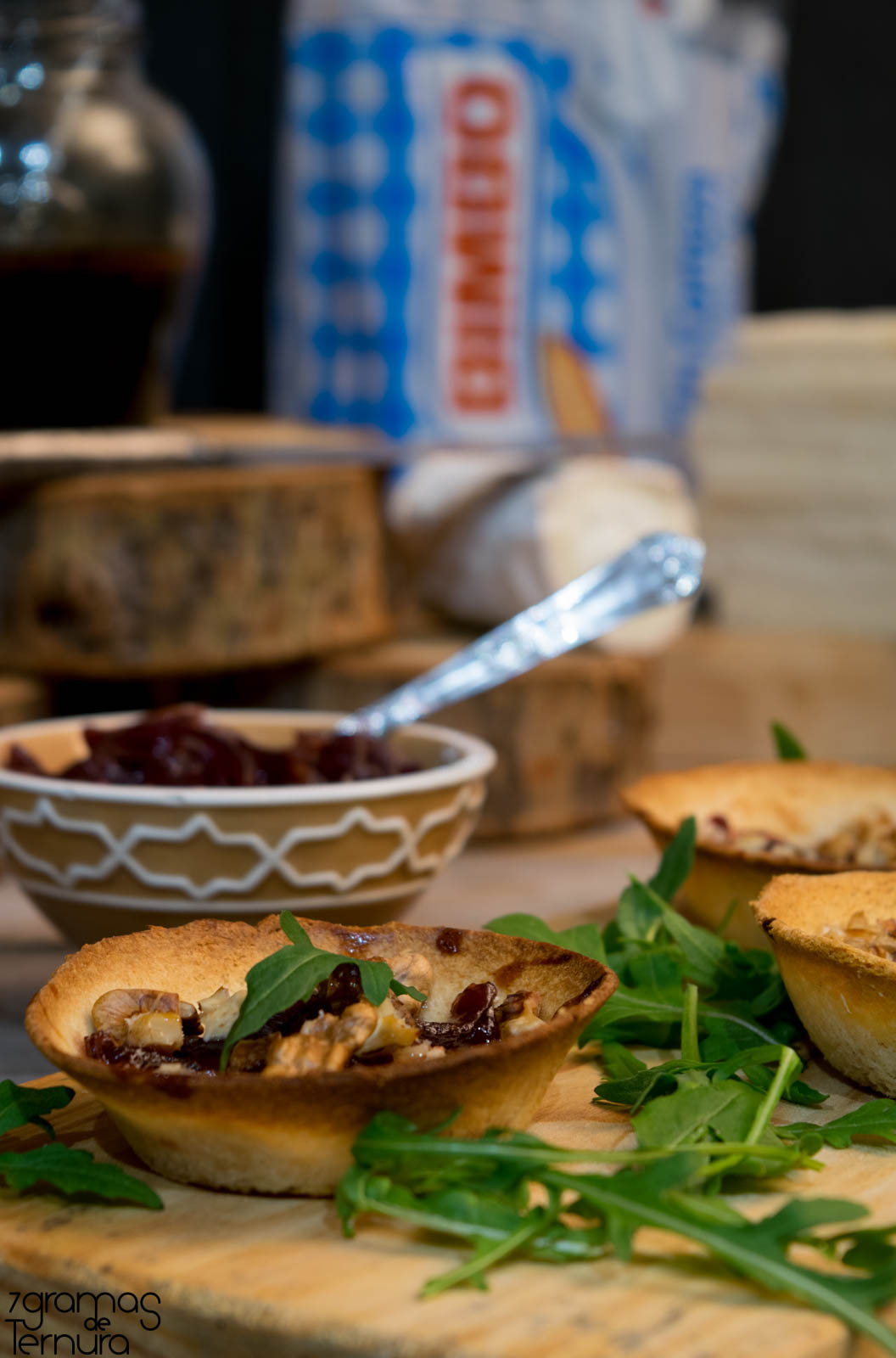 Tarteletes de Pão com Queijo de Cabra e Compota de Cebola | 7gramas de ...