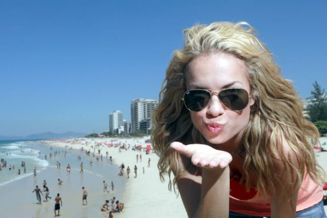 Lua Blanco na praia ''fofa " (: ~ Rebelde News