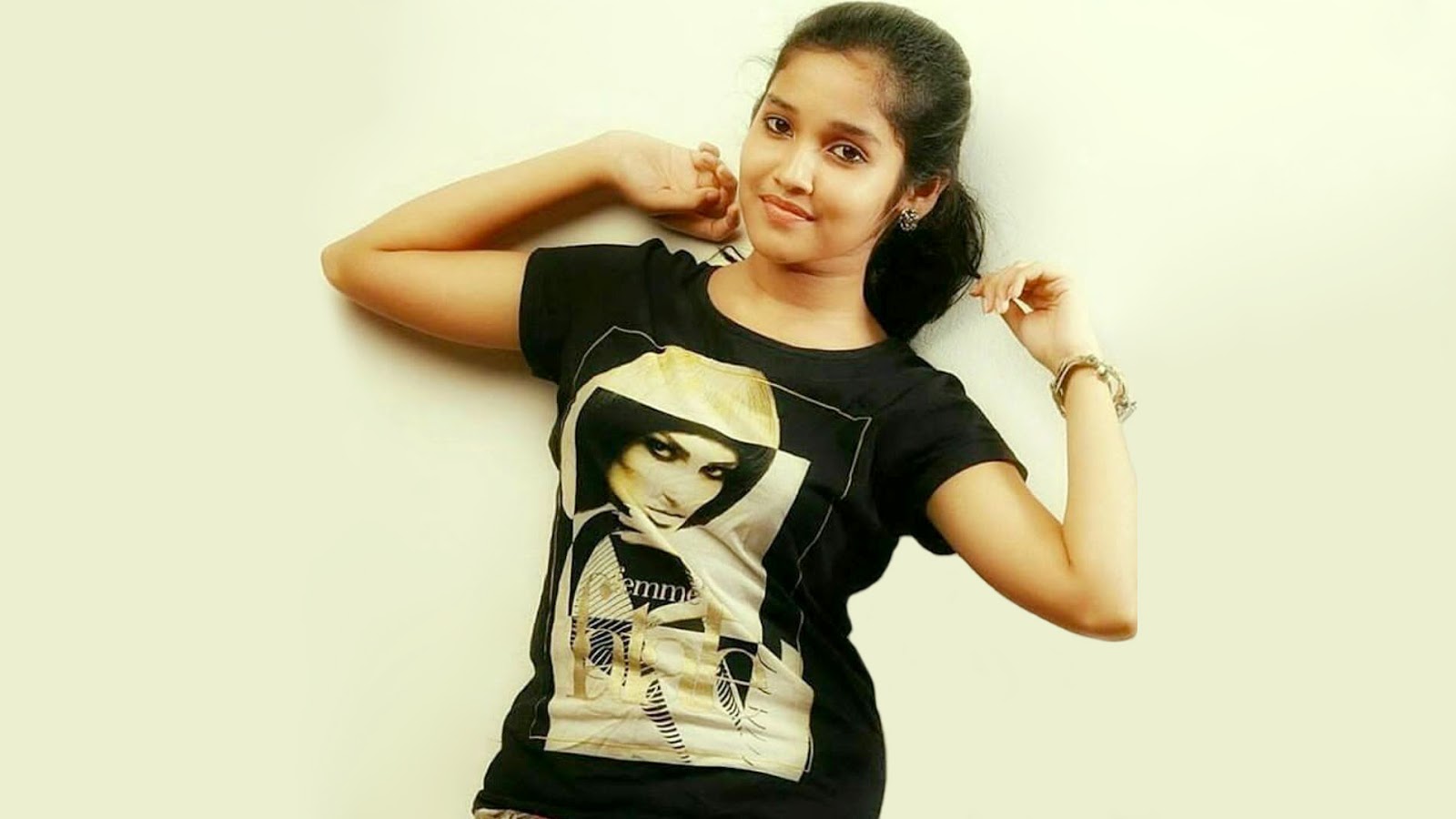Cinema kuruvi: Anikha Surendran Cute Wallpaper