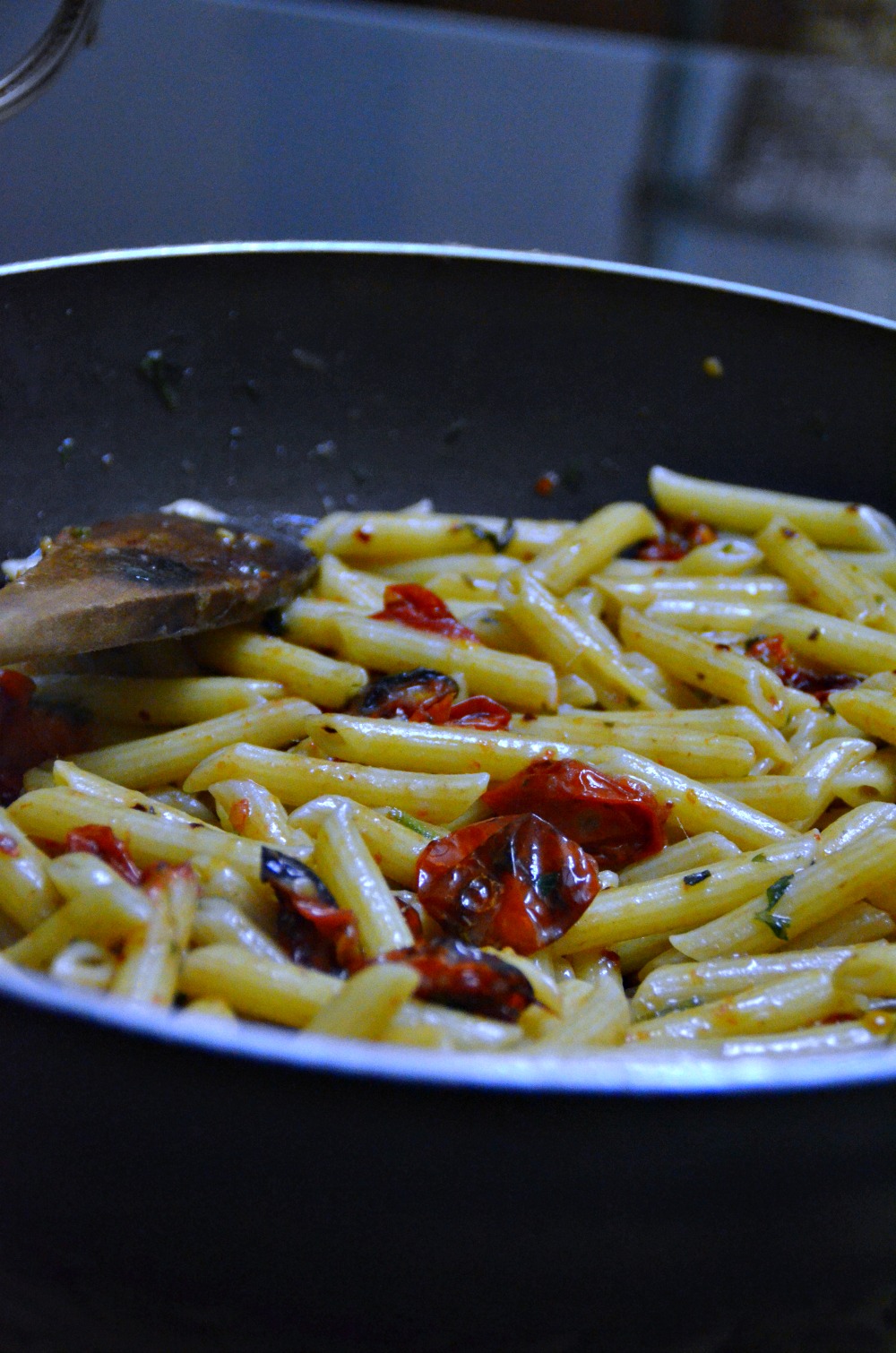 An Old Fashioned Lady: PASTA, ANCHOVIES AND CHERRY TOMATOES CONFIT
