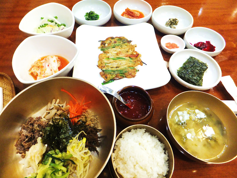 HAPPYDALKIS: 6 April 2012 - 산채비빔밥 Sanchae Bibimbap for dinner at Nampo