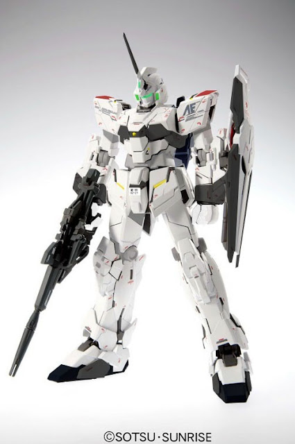 Unicorn Gundam various color schemes