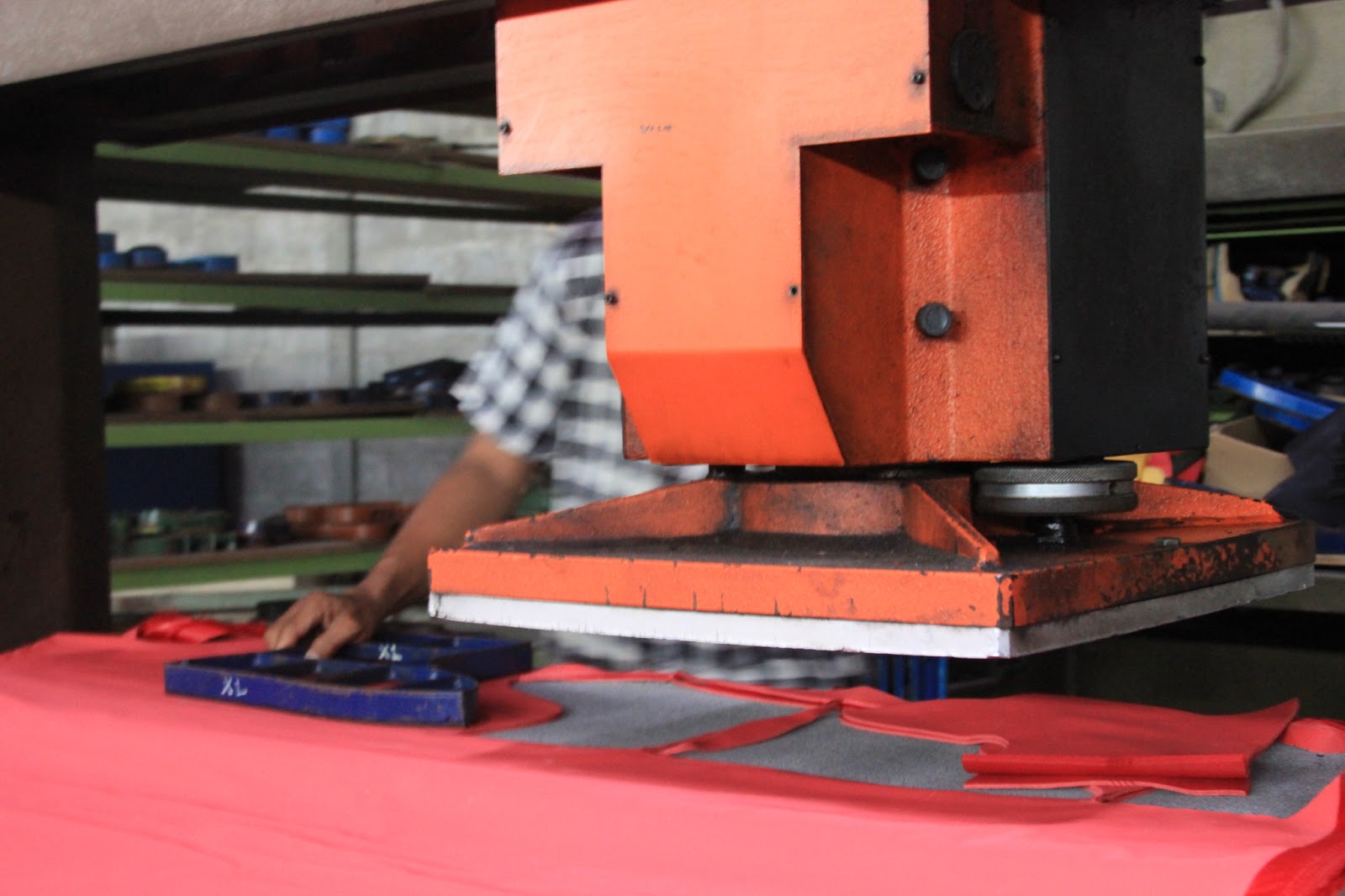 Juragan Sepatu Hujan: Proses Produksi Jas Sepatu Hujan