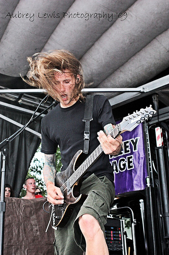 fadhil: Justin Shekoski "Saosin" Spin Guitar Watching :D